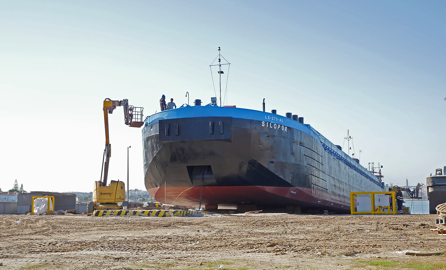 Batelão SILOPOR termina a sua docagem periódica, um investimento na ...
